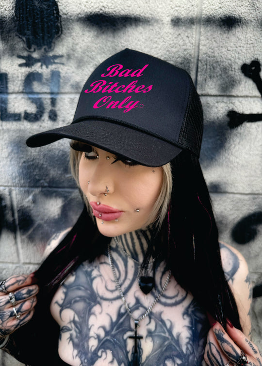 BAD BITCHES ONLY CURVED BILL BLACK HAT – The Drive Clothing